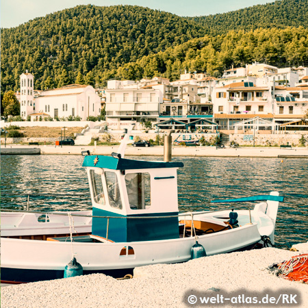 Photo Fishing boat in Neo Klima, Skopelos, Greece | Welt-Atlas.de